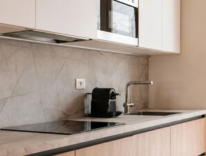 1 Bedroom Apartment with Sofa Bed | Cozinha privada | Minifrigorífico, uma máquina de café expresso, uma chaleira elétrica 