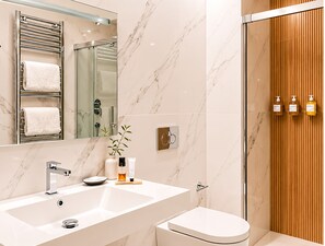  2 Bedroom Apartment with Sofa Bed | Casa de banho | Um polibã, um chuveiro fixo, artigos de higiene pessoal grátis 