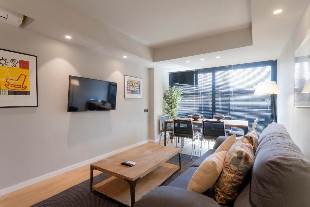 Apartamento Superior, varanda, Vista para a cidade | Sala de estar | Televisor de ecrã plano de 32 polegadas com canais por cabo 