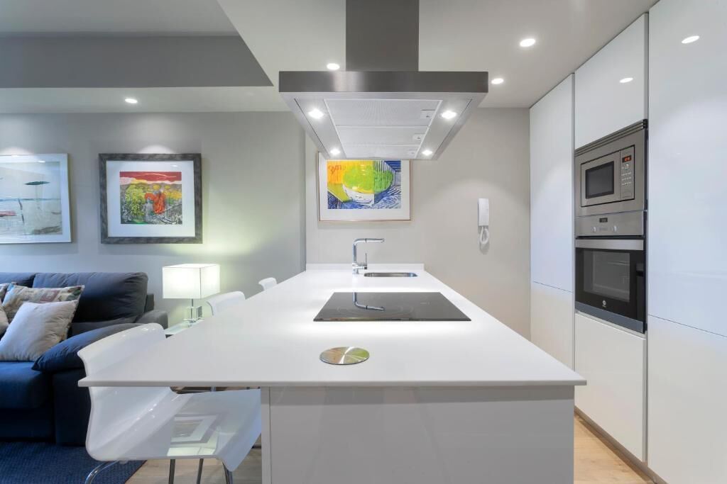Apartamento superior, sacada, vista para a cidade | Parte interna
