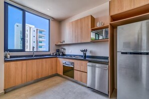 Condo conforto, 1 cama King e sofá-cama, sacada, vista para a praia | Cozinha privada