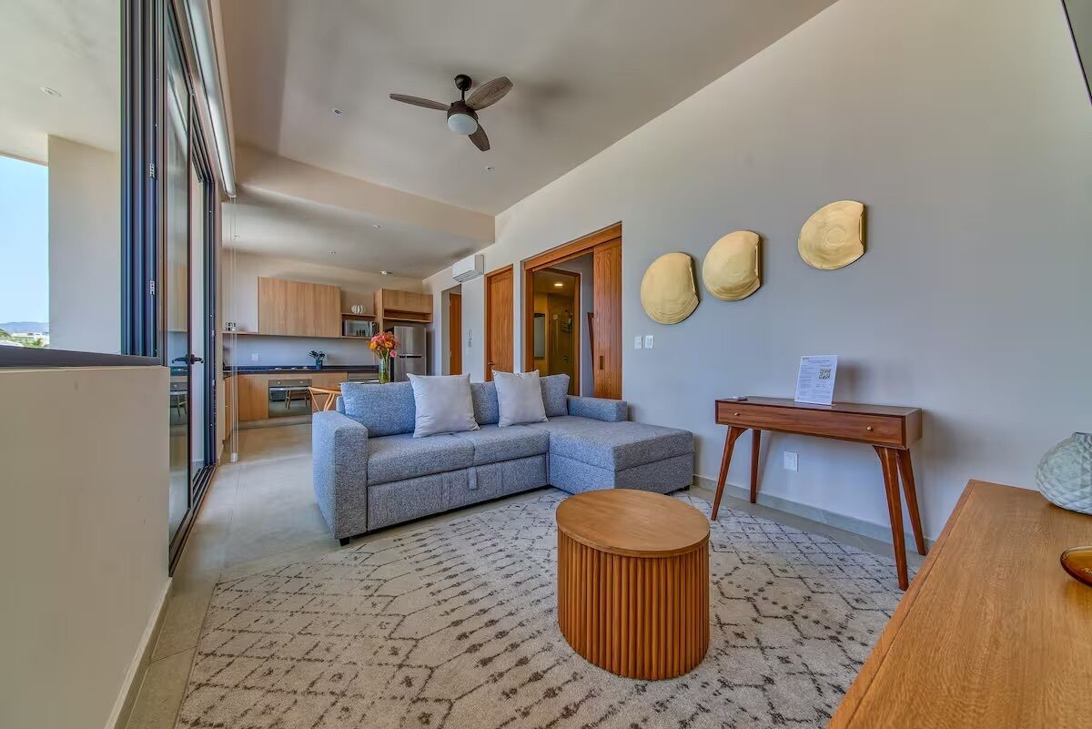 Apartamento Comfort em Condomínio Fechado, 1 cama king-size e sofá-cama, varanda, vista para a praia | Sala de estar