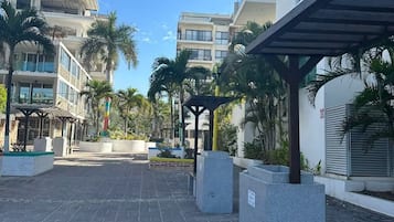 Apartamento Comfort em Condomínio Fechado, 1 cama king-size e sofá-cama, varanda, vista para a praia | Terrenos do alojamento