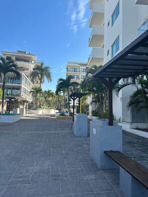 Condo conforto, 1 cama King e sofá-cama, sacada, vista para a praia | Área da propriedade