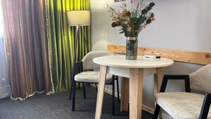 Quarto Clássico com Cama de Casal, vista para o jardim | Interior