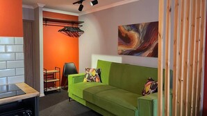 Quarto Clássico com Cama de Casal, vista para o jardim | Sala de estar