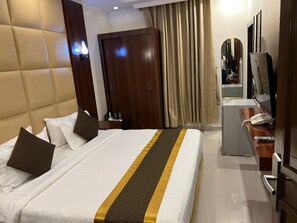 Estúdio econômico, vista para a cidade | Cofres nos quartos, quartos à prova de som