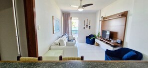 Apartamento conforto | Área de estar | Smart TV 32 polegadas com canais digitais, Netflix