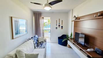 Apartamento Comfort | Sala de estar | Smart TV de 32 polegadas com canais digitais, Netflix