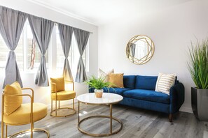 Apartamento Standard | Sala de estar | Televisor de 50 polegadas com canais digitais, Netflix 