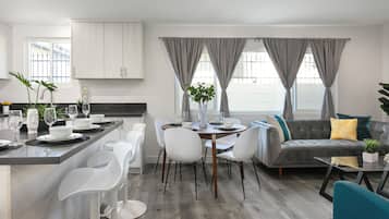 Apartamento Superior | Sala de estar | Televisor de 50 polegadas com canais digitais, Netflix