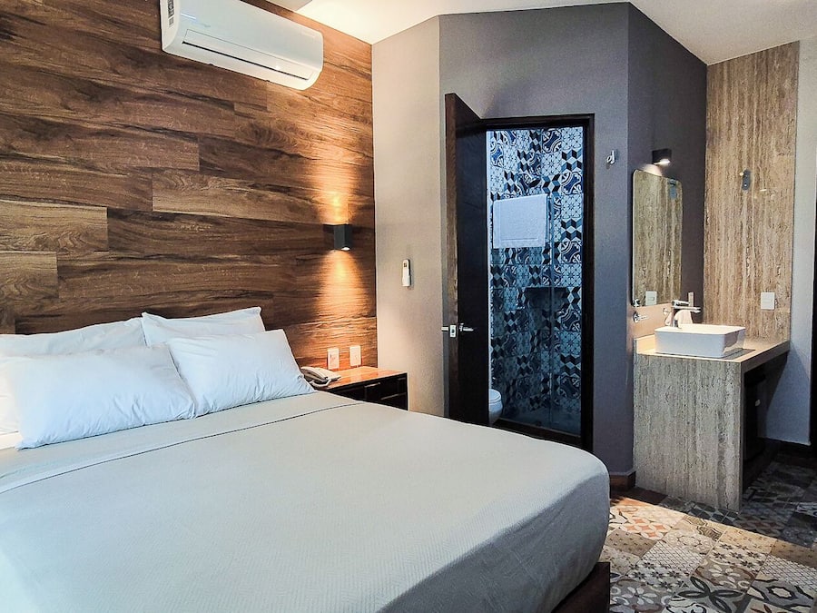 Quarto Comfort, Vista para a cidade | Cofre no quarto, com decoração personalizada