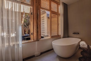 Quarto Twin Clássico, vista para o pátio | Casa de banho | Artigos de higiene pessoal grátis, um secador de cabelo, roupões 
