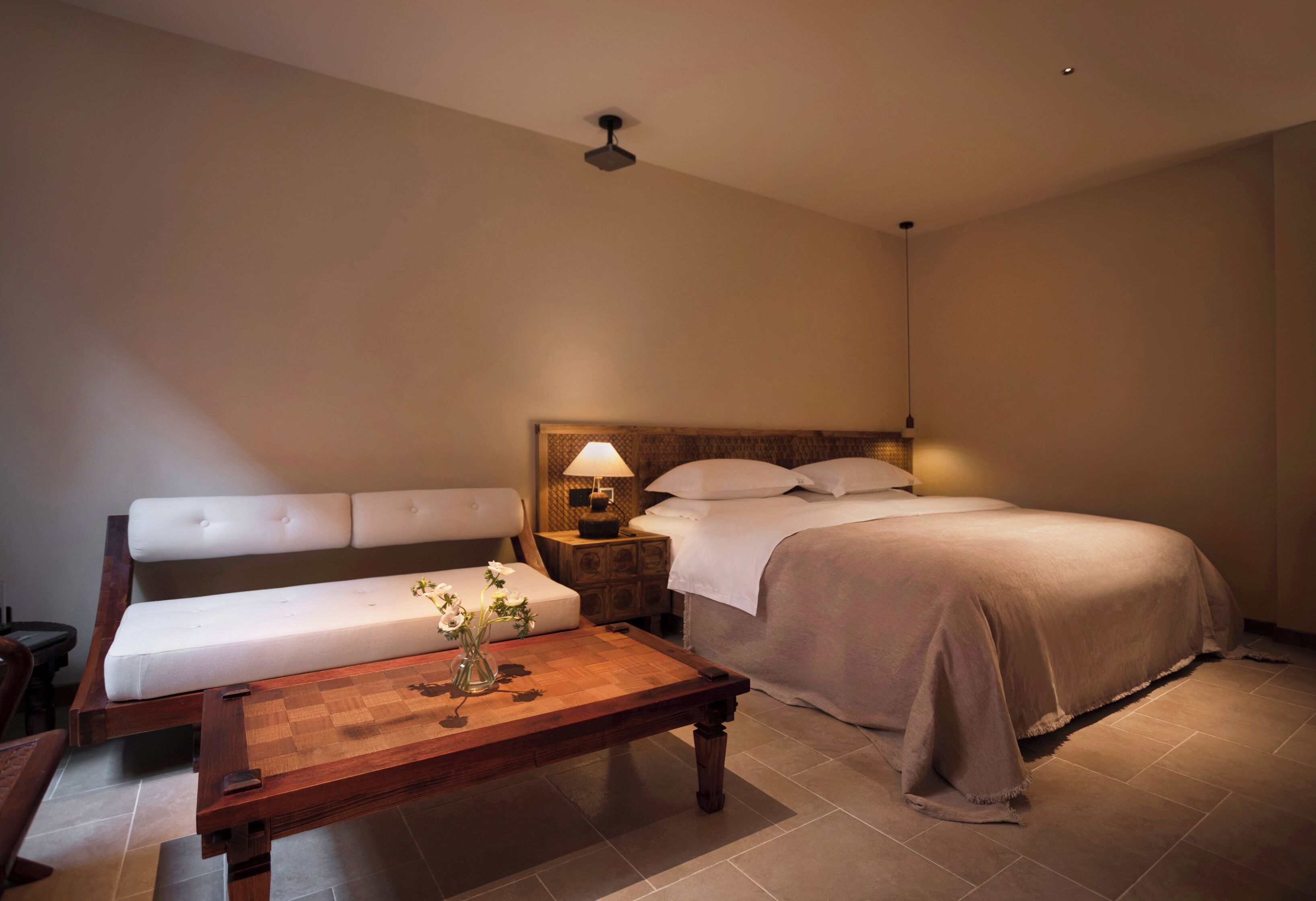 Quarto casal elite | Edredons de pluma, frigobar, cortinas blackout