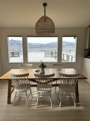 Stunning Lakefront Cabin in Heart of Naramata Village (Naramata, CAN ...
