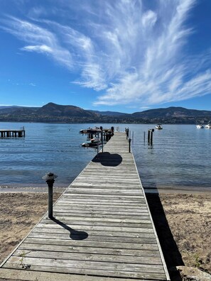 Stunning Lakefront Cabin in Heart of Naramata Village (Naramata, CAN ...