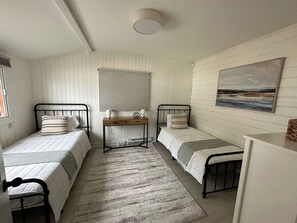 Stunning Lakefront Cabin in Heart of Naramata Village (Naramata, CAN ...
