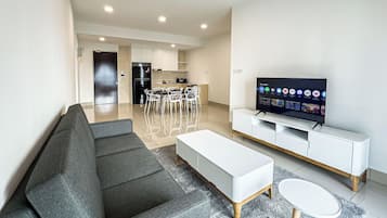 Condo, 3 quartos, sacada, vista para a cidade | Área de estar | Smart TV 45 polegadas com canais digitais