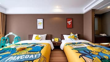 Quarto Triplo Familiar, casa de banho privativa, vista para o pátio | Cofre no quarto, cortinas/cortinados opacos, quartos insonorizados