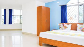 Quarto casal clássico, ar-condicionado | Roupas de cama antialérgicas, escrivaninha, Wi-Fi de cortesia