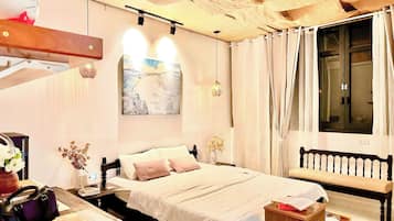 Quarto Duplo | Secretária, cortinas/cortinados opacos, ferro/tábua de engomar