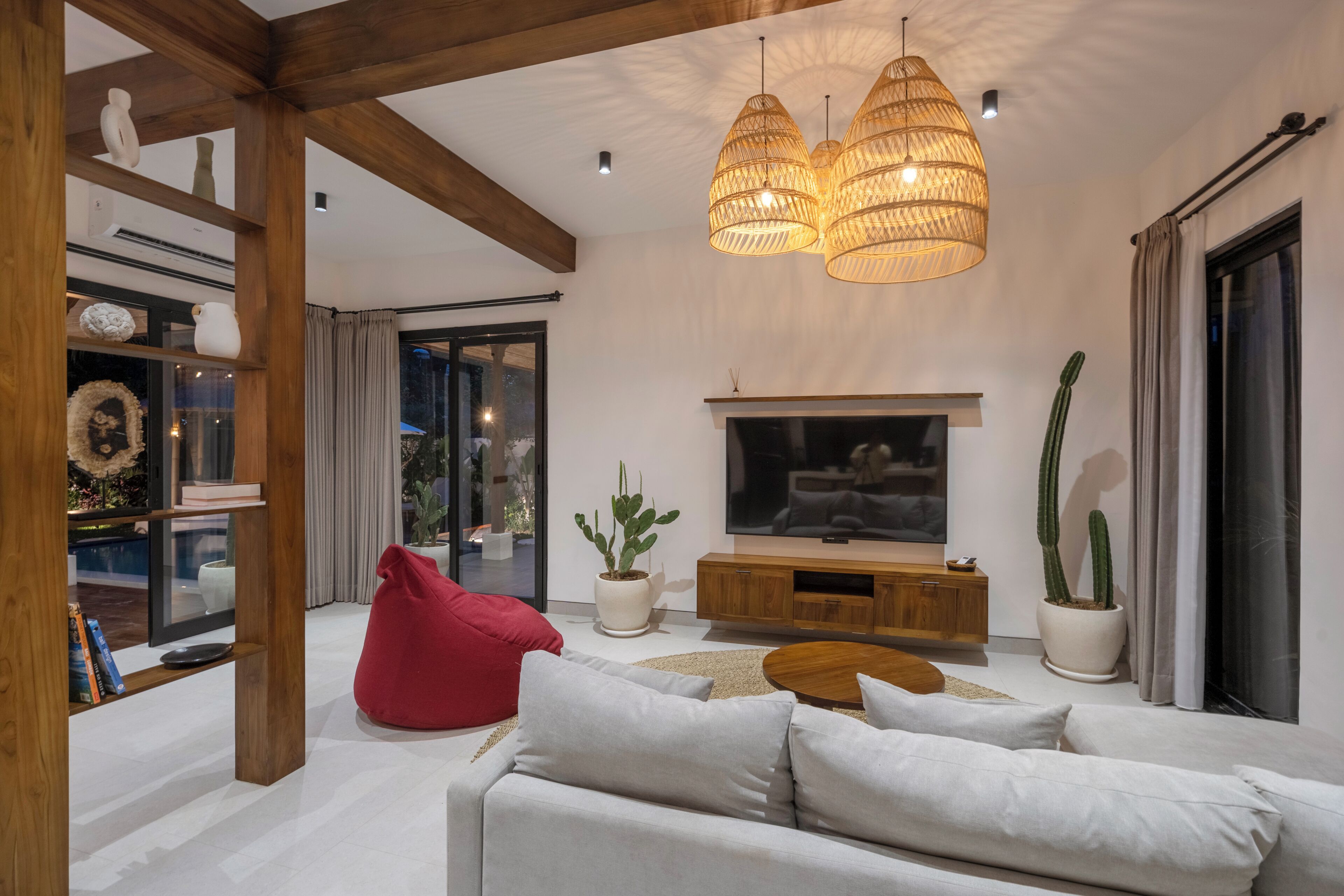 Villa de Luxo, vista para a piscina | Sala de estar | Smart TV de 48 polegadas com canais digitais 