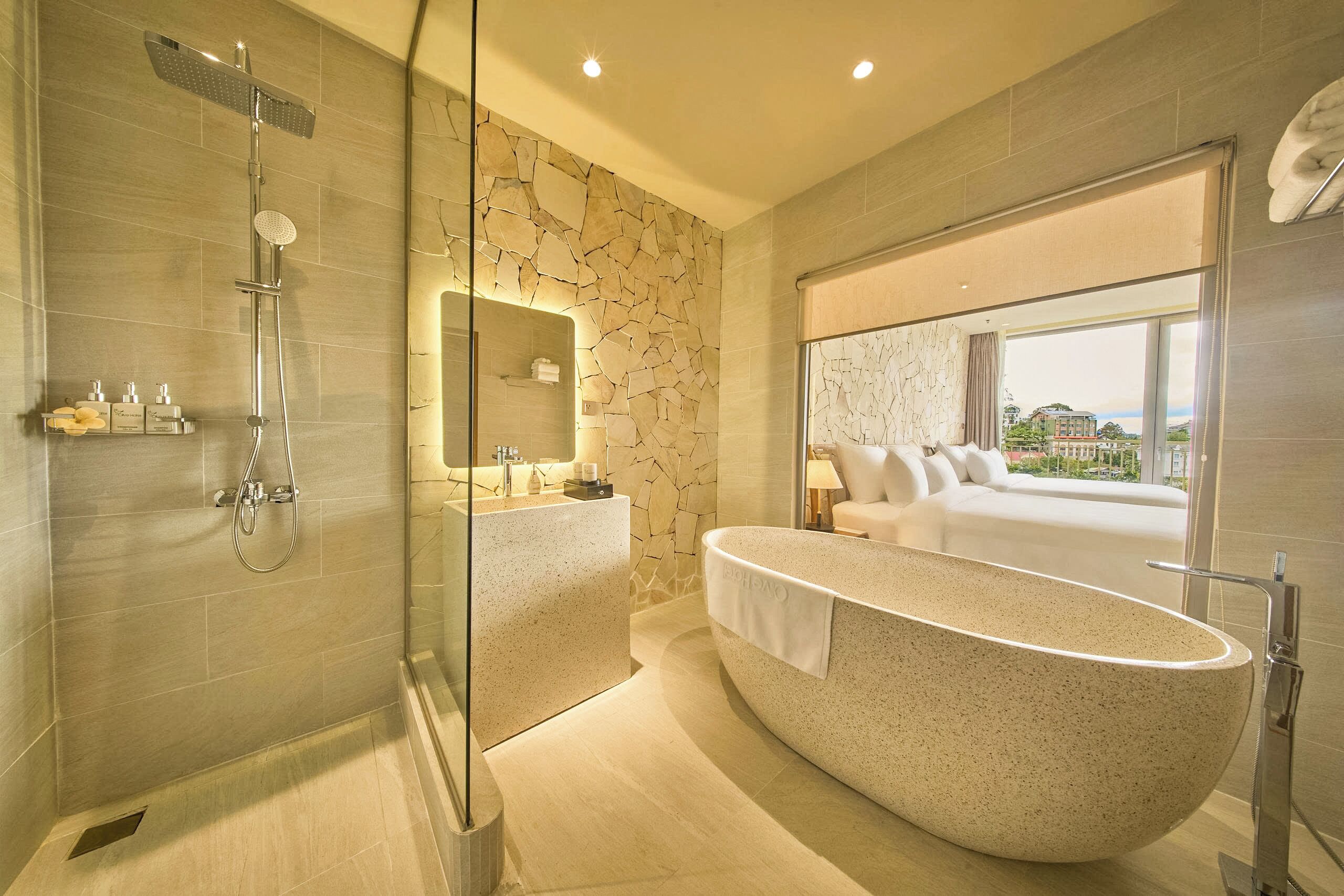 Quarto Quádruplo Deluxe, varanda, Vista para a cidade | Casa de banho