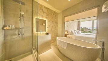 Quarto Quádruplo Deluxe, varanda, Vista para a cidade | Casa de banho