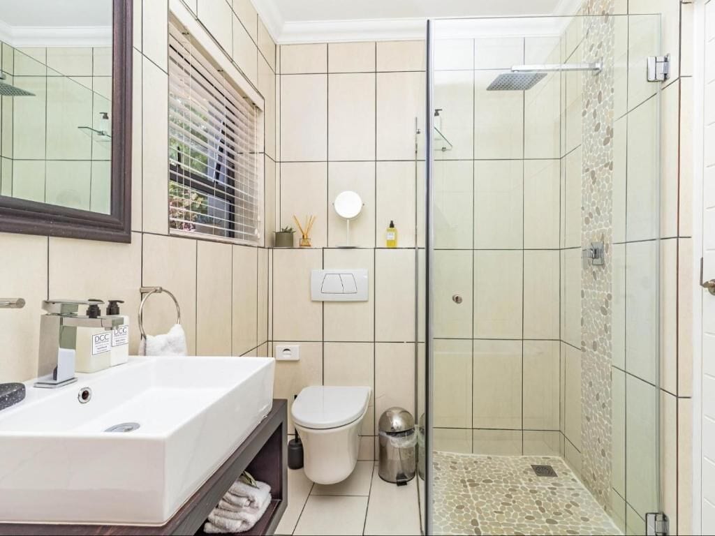 Quarto Duplo de Luxo, pátio | Casa de banho | Um polibã, toalhas fornecidas, sabão, papel higiénico 
