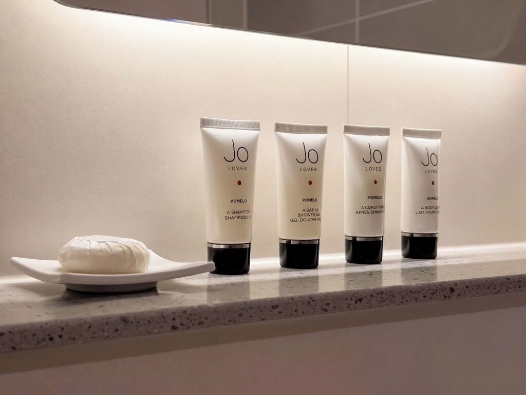 Quatro embalagens de produtos para a pele em uma bancada.