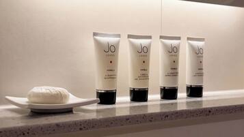 Quatro embalagens de produtos para a pele em uma bancada.
