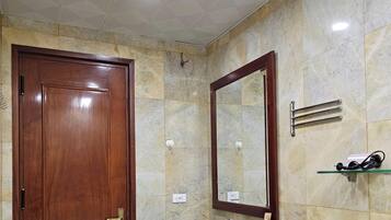 Estúdio luxo, vista para a cidade | Banheiro | Toalhas de banho, sabonete, shampoo, papel higiênico