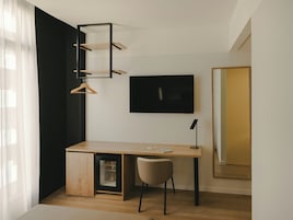 Quarto Duplo | Edredões de penas, minibar, cofre no quarto, ferro/tábua de engomar