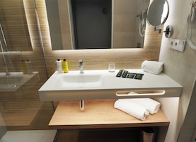 Quarto casal | Banheiro | Chuveiro, secador de cabelo, toalhas de banho, sabonete