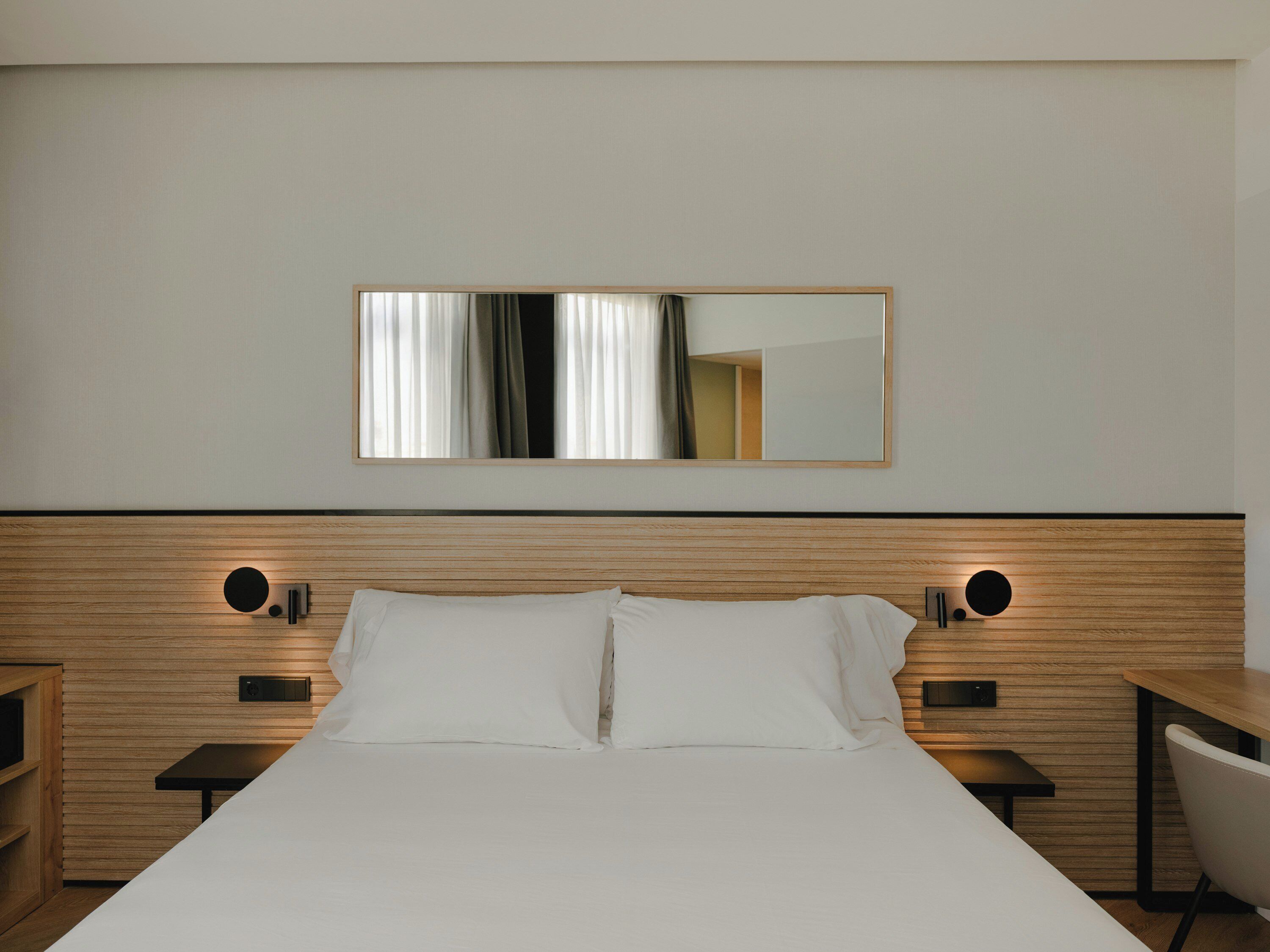 Quarto casal | Edredons de pluma, frigobar, cofres nos quartos