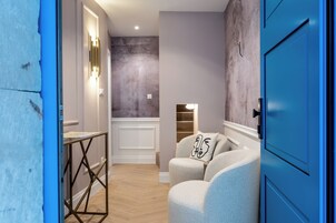 Quarto Quádruplo Deluxe, vista para o pátio | Design do edifício