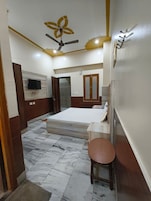 Quarto casal luxo | Ferros/tábuas de passar roupa, Wi-Fi de cortesia