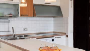 Dúplex, vista para o mar | Cozinha privada | Uma chaleira elétrica