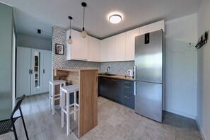 Apartamento, sacada | Cozinha americana privada