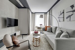 Apartamento luxo, sacada, vista para o pátio | Área de estar | TV de tela plana 40 polegadas com canais a cabo