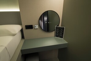 Upper Private Capsule with large bed | Secretária adequada para computadores portáteis, Wi-fi grátis 