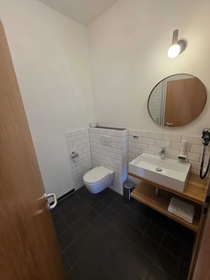 Quarto Duplo, varanda, vista para o rio | Casa de banho