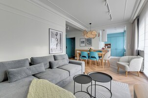 Apartamento Deluxe, varanda, vista para o pátio | Sala de estar | Televisor de ecrã plano de 40 polegadas com canais por cabo 