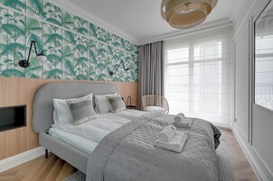 Apartamento Deluxe, varanda, vista para o pátio | Ferro/tábua de engomar, berços/camas para crianças, Wi-fi grátis 