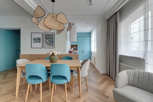 Apartamento Deluxe, varanda, vista para o pátio | Restaurantes