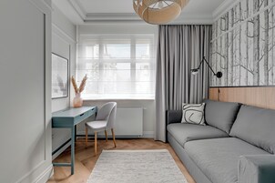 Apartamento Deluxe, varanda, vista para o pátio | Sala de estar | Televisor de ecrã plano de 40 polegadas com canais por cabo 
