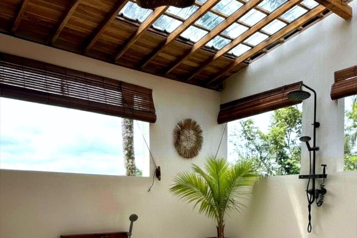Bangalô luxo, 1 quarto, terraço, vista para o jardim | Banheiro | Secador de cabelo, roupões de banho, chinelos, toalhas de banho