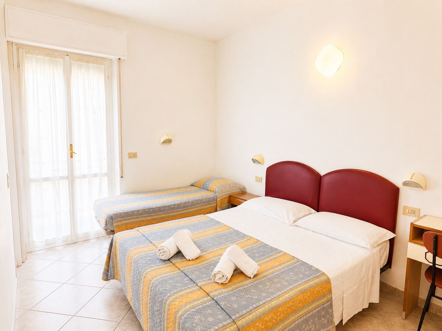 Quarto Triplo Standard, varanda | Wi-fi grátis, roupa de cama fornecida 