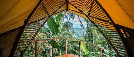 Bangalô design, 1 cama King, sacada, vista para o jardim | Roupas de cama premium, individualmente decorados