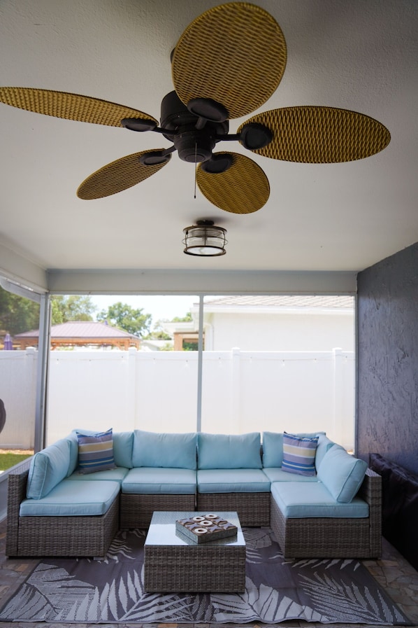 Spacious 4/2 ONLY 9 min away from Indian Rock Beach. Come RELAX ...